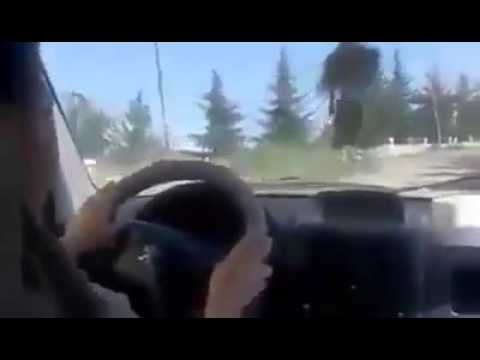 Torununa araba sürmeyi öğretmeye çalışan dede