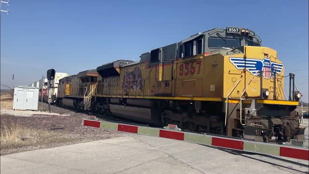 Bus Brown Drive railroad crossing, UP 8567 Intermodal Train, Woodbine, IA - YouTube