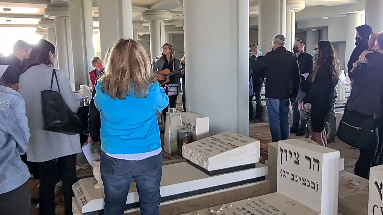 An exciting ceremony at the grave of a deceased Jewish grandfather ...