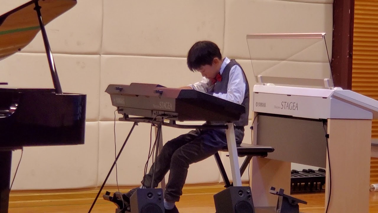 Double deck keyboard performance by ROBERT Q - YouTube