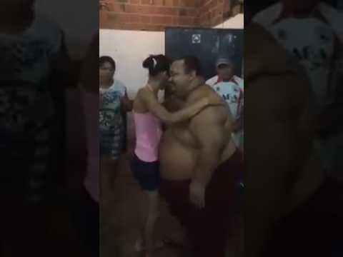 Gordinho dançando com magrinha