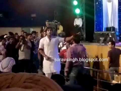 Drama by Punjabi model Victor John at Award Ceremony after losing ...