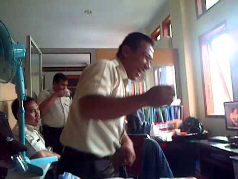 Pegawai joget ala waka-waka