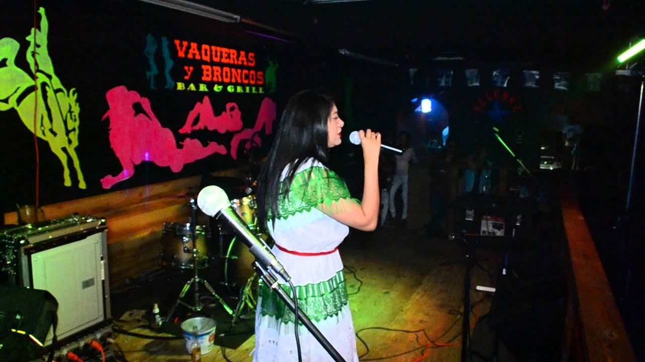 Thalia Sanchez cantando para memphis tiene corazon - YouTube