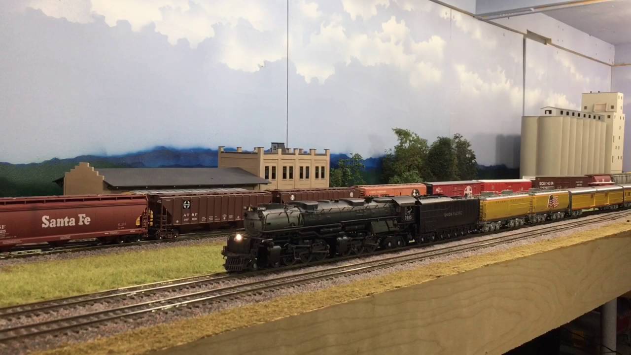 Union Pacific Challenger #3985 (Tsunami2 equipped) visits HO scale 20th ...