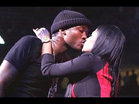 Nicki Minaj And Meek Mill Kiss on Stage