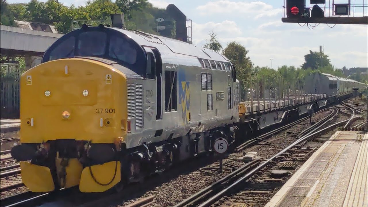 RARE! - Class 37901 drags Thameslink Class 700106 through Redhill ...
