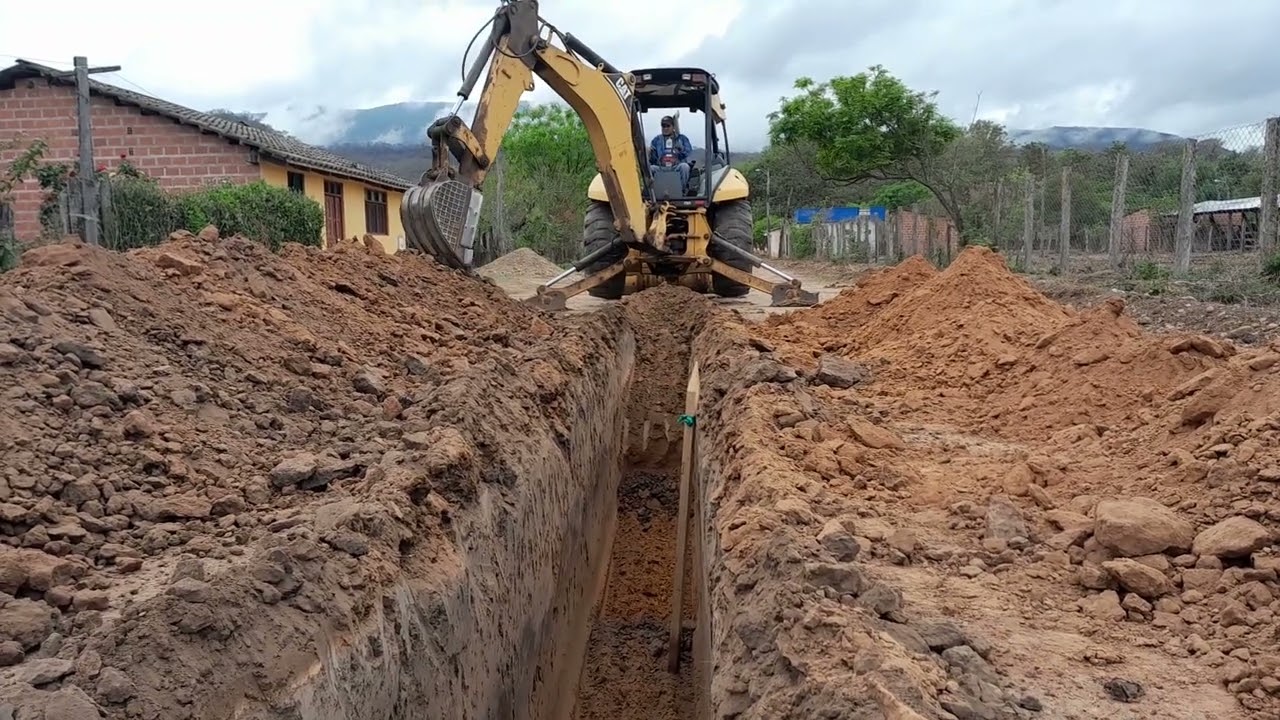 Excavación con Retroexcavadora de Terreno Semiduro - YouTube