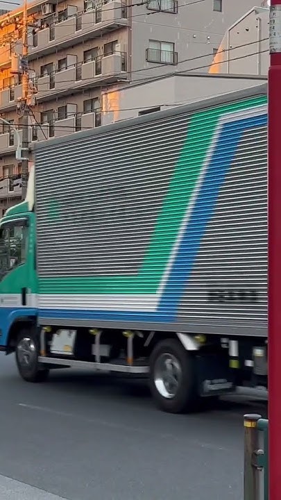 高所作業車が環七を走る2024/1/29 - YouTube