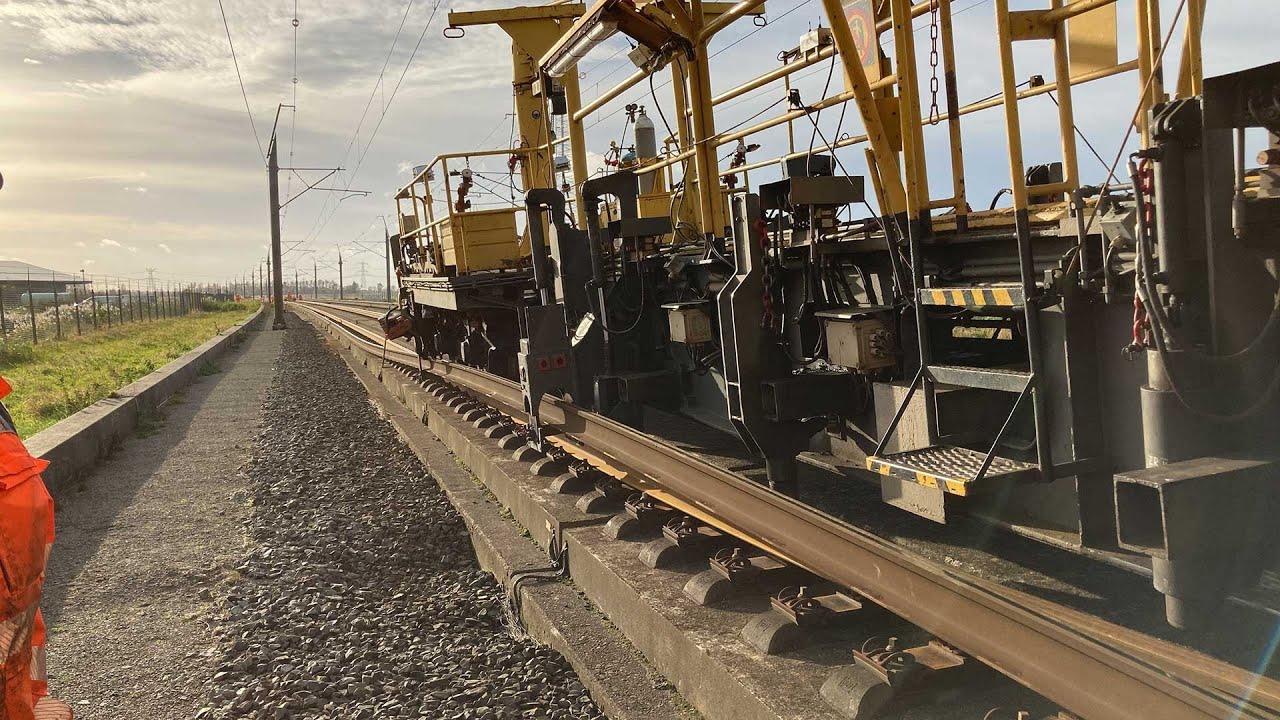 A job for Vossloh’s SWW rail replacement wagon on the HSL Zuid high ...