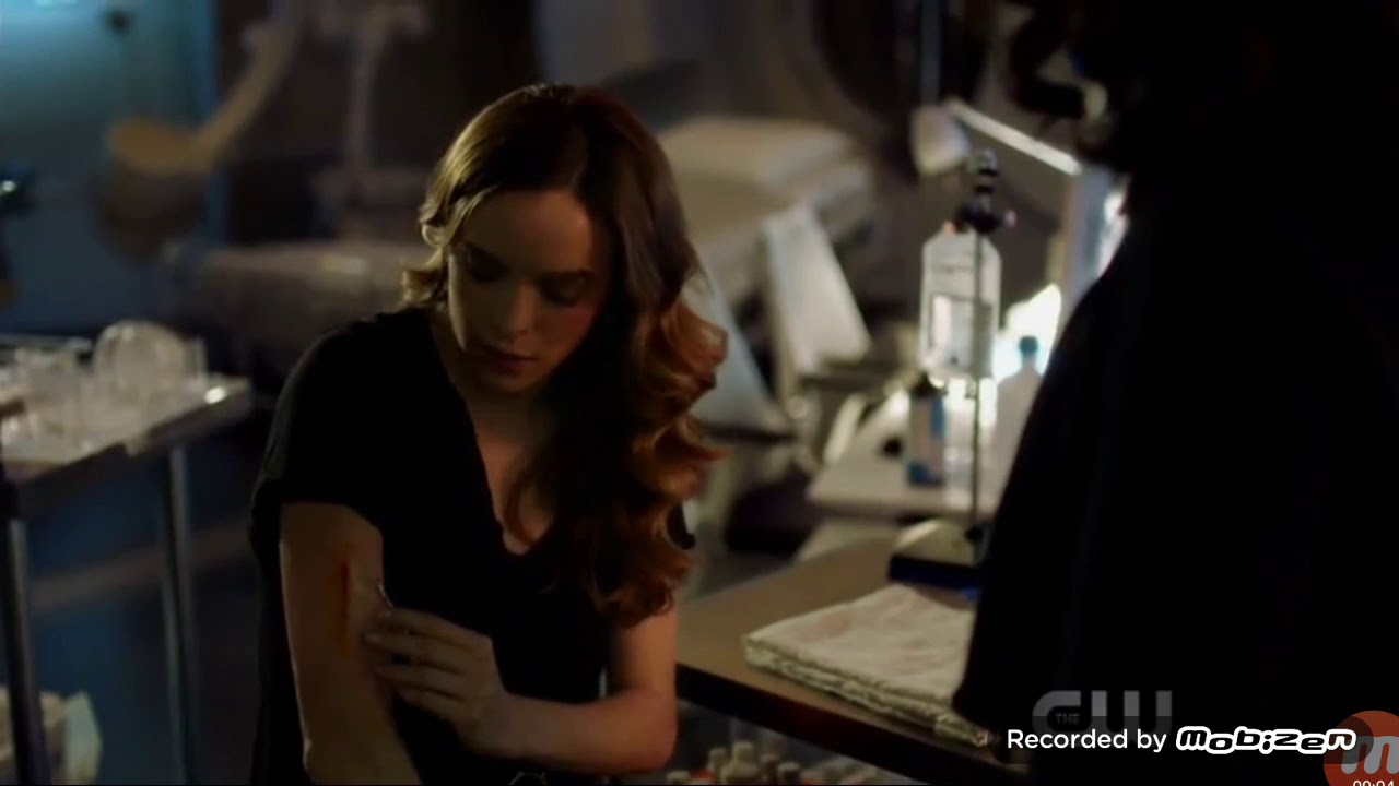 Flash 4x05 Caitlin, Iris talk scene - YouTube