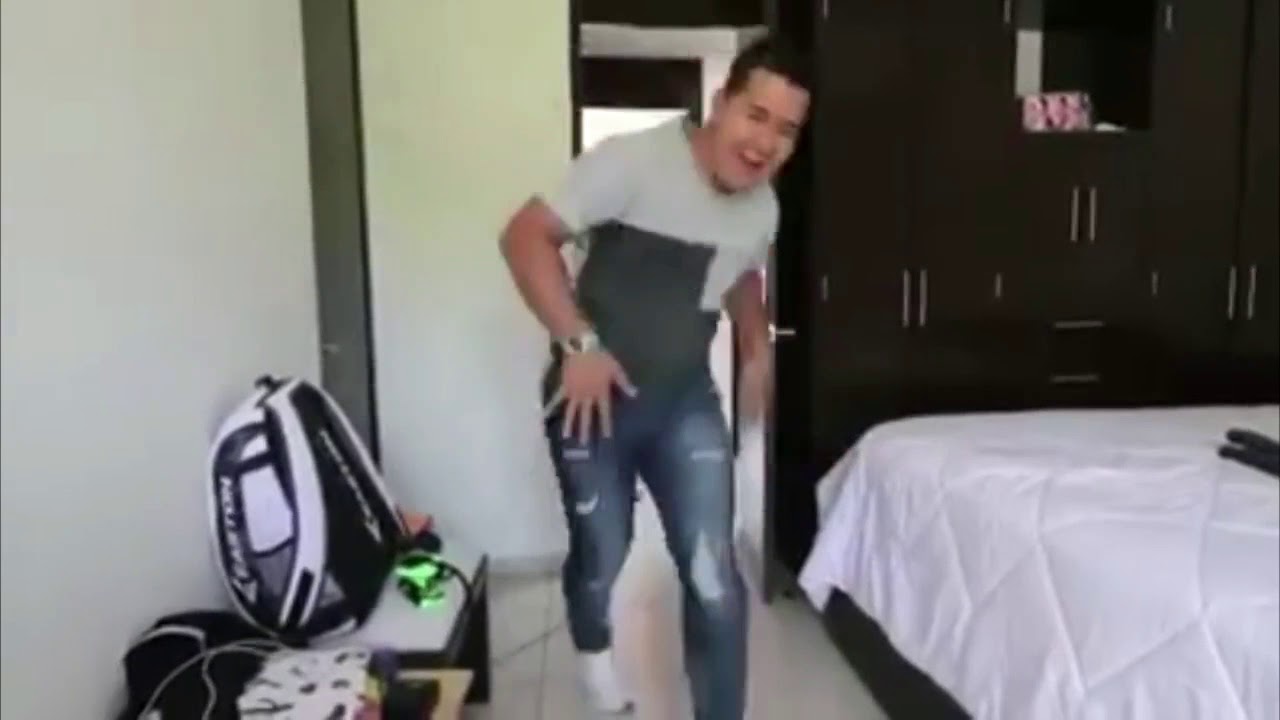 El mismo video del akim bailando con diferentes canciones - YouTube