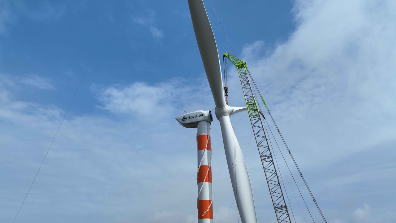 Rotor Installation Work Senvion 2.7MW M130 Wind Turbine at Opera Energy ...