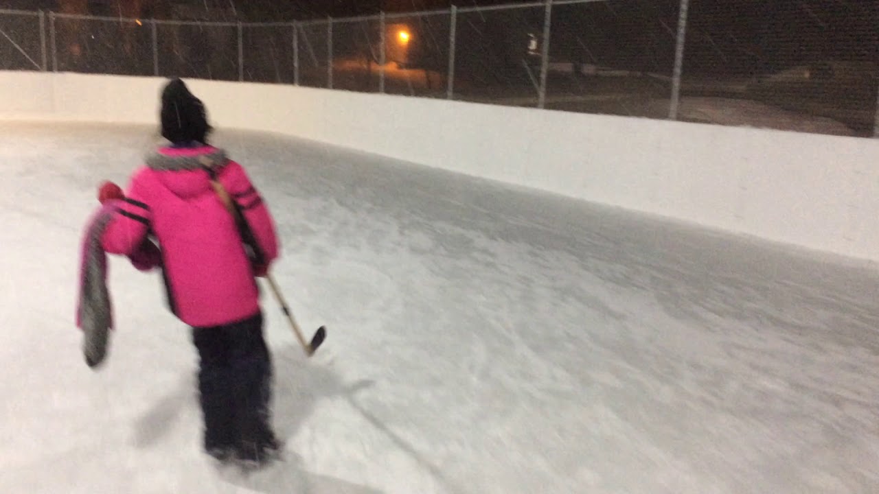 Hockey night with snow/Hockey avec légère neige - YouTube