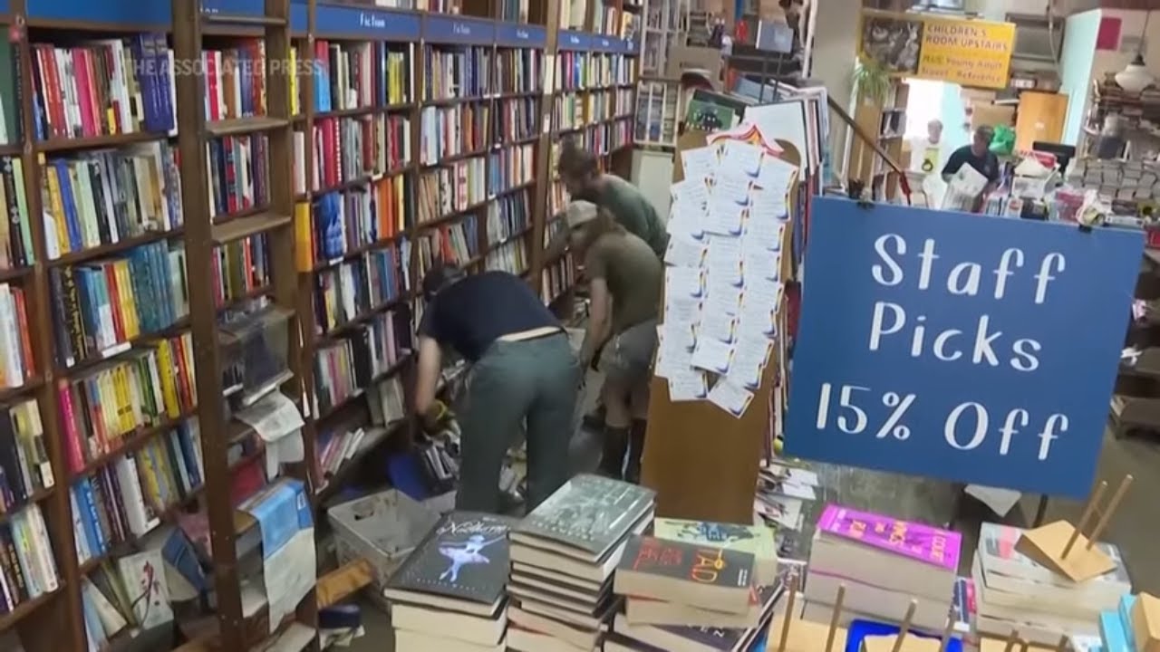 Volunteers pitch in to aid flooded Vermont bookstore - YouTube