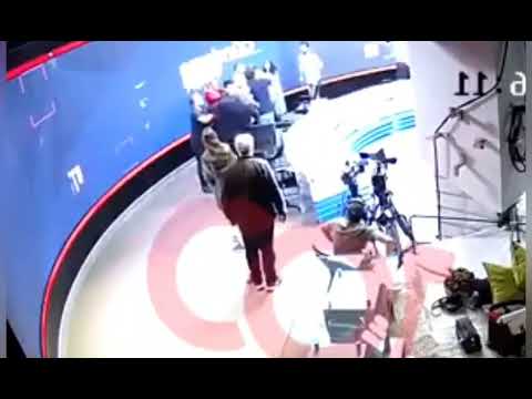 ENGİNYURT CANLI YAYINDA TARTIŞTIĞI GAZETECİ LATİF ŞİMŞEK'İ DÖVDÜ