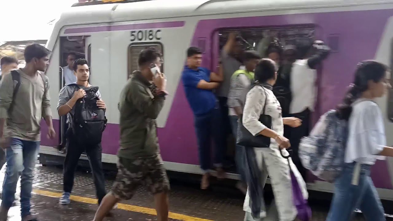 Mumbai Local Train Video During Peak Hours | Mumbai local train crowd ...