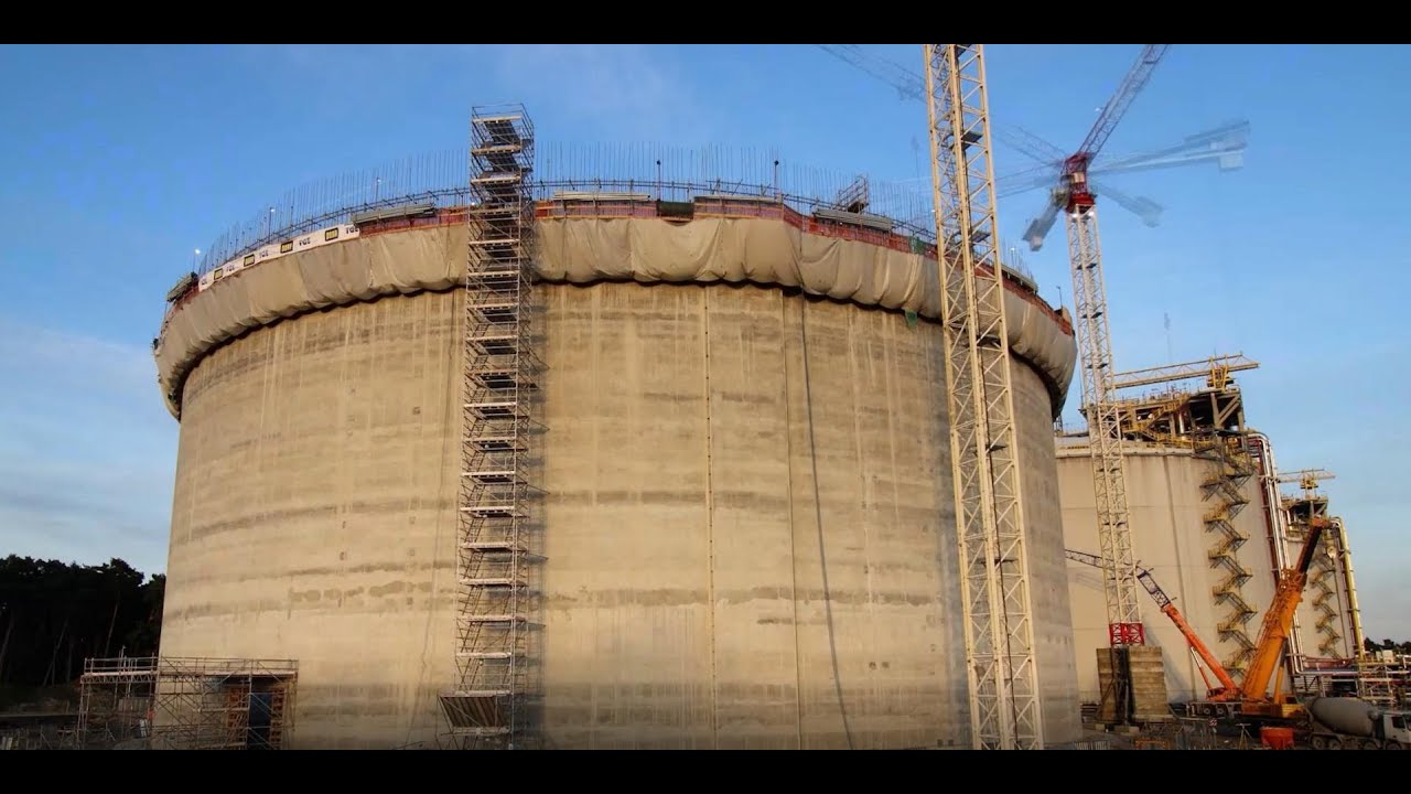Sliding of concrete wall for 180.000 m³ LNG tank in Świnoujście, Poland ...