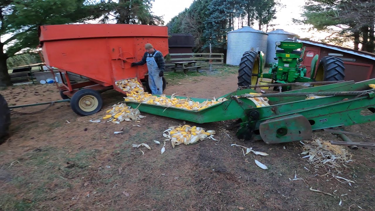 Filling the corn crib with John Deere equipment - YouTube