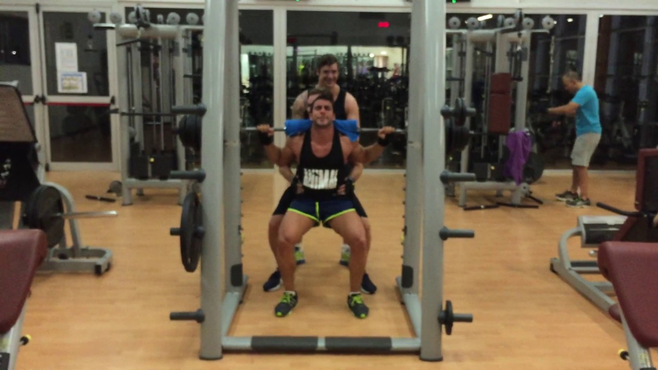 Sentadilla Squat 6 repeticiones con ayuda trenecito jaja | FrankyOuYeah ...