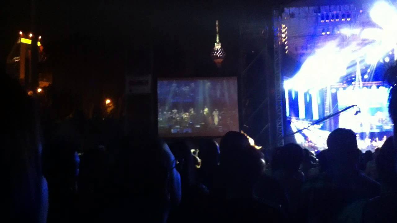 (Snippet) Rojavai Thalatum Thendral : SPB, Chitra Live in Malaysia ...