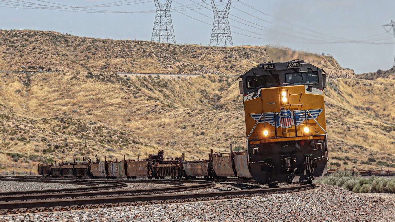 UP #8953 Leads IG2LA (CP Martinez) - YouTube