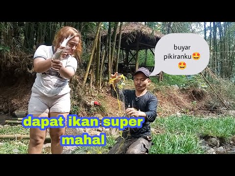 Jenita can't hold the fish because it's too big//jaring keberuntungan