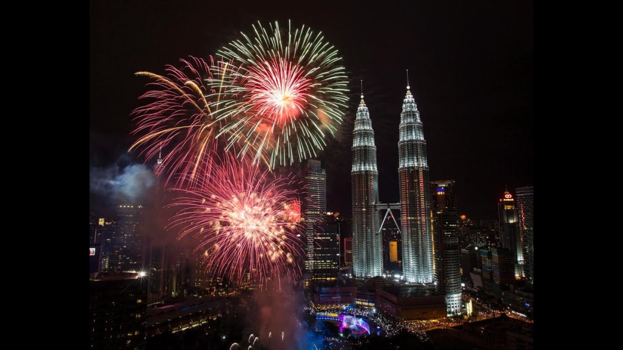 KLCC Park Kuala Lumpur 2020 New Year Fireworks from Mandarin Oriental ...