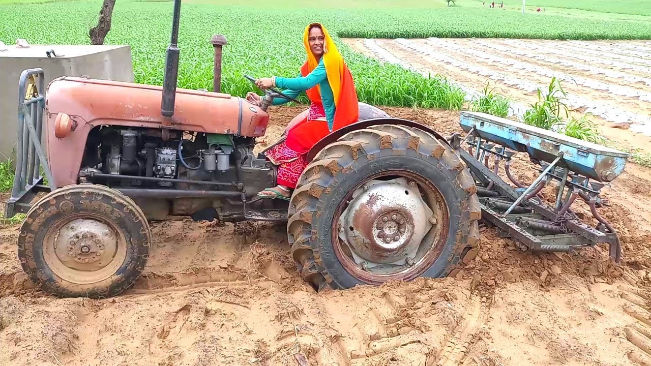 VILLAGE KING FARMER lady driver drive Massey tractor struck in mud,फंसे ...