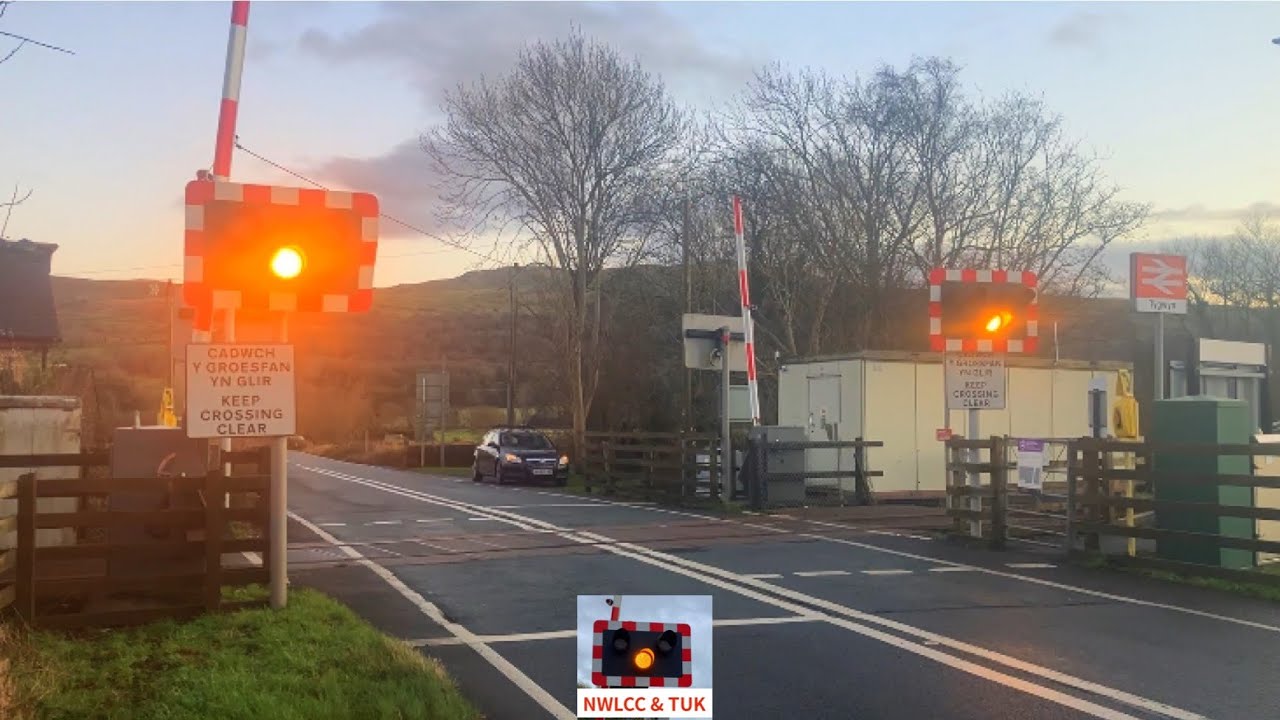 Tygwyn Level Crossing, Gwynedd - YouTube