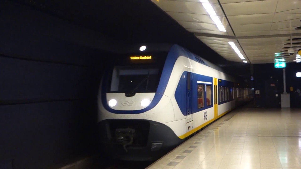Sprinter Light Train / NS SLT 2447 komt binnen op Schiphol Airport ...