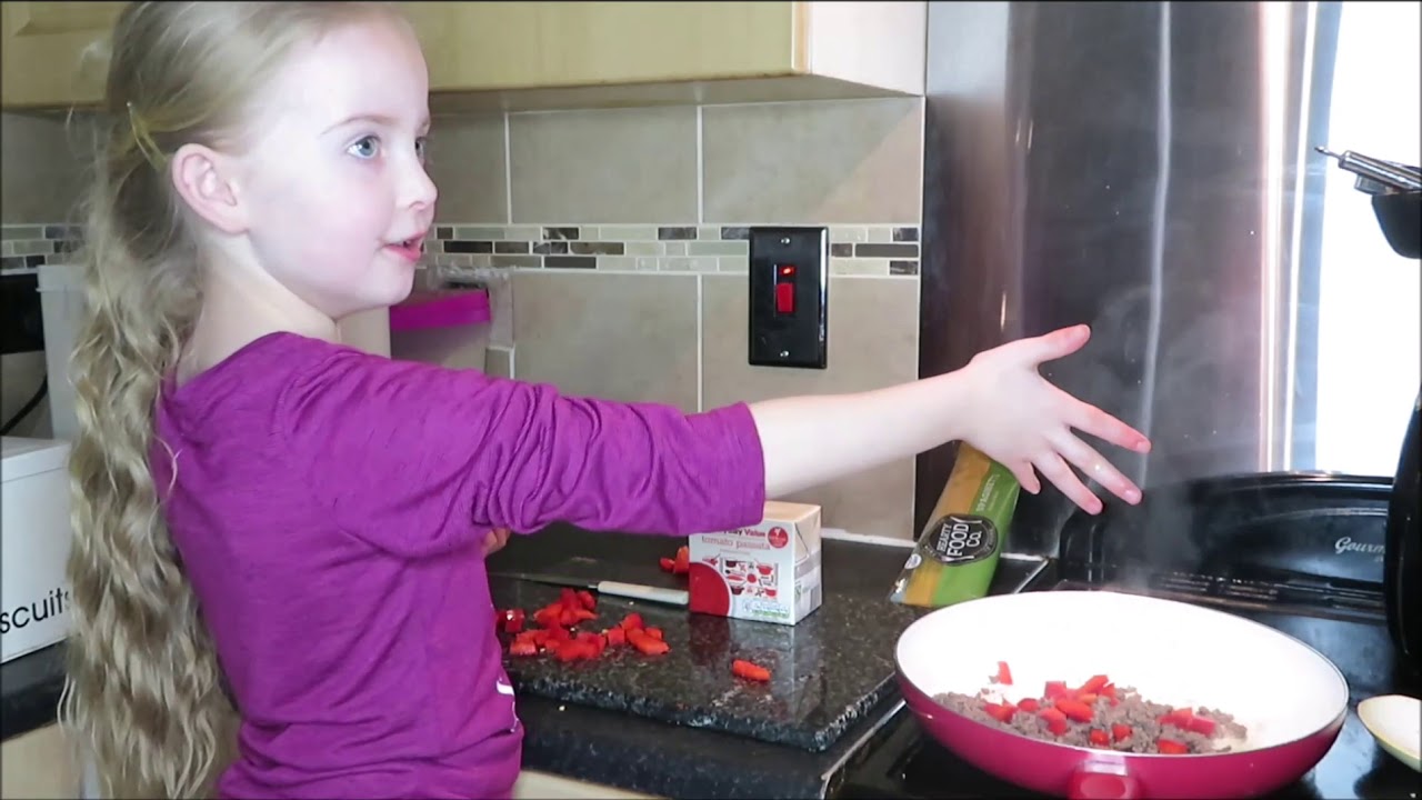 ANNA COOKING SPAGHETTI BOLOGNESE WITH MUM - Anna&Lewis - YouTube