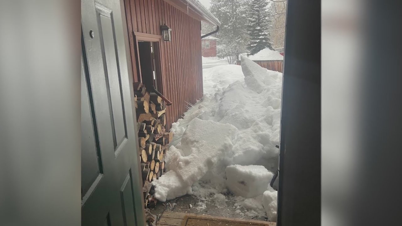 The danger of roof avalanches - YouTube