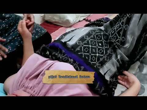 wanita cantik Urut perut hamil 9 bulan