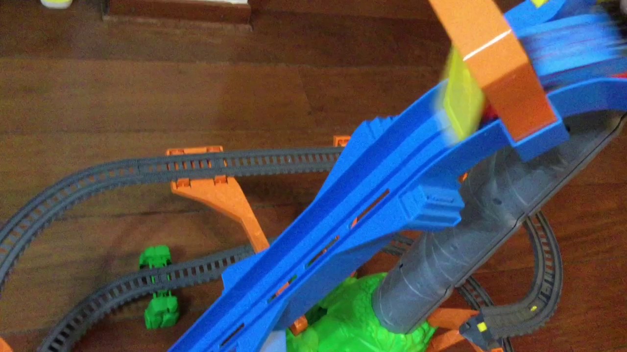 Thomas jumps the Vicartown bridge - YouTube