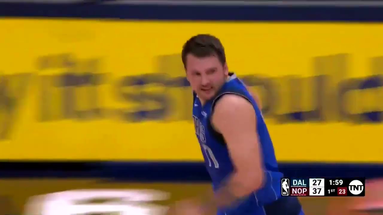 Luka Doncic crazy pass from the ground - YouTube