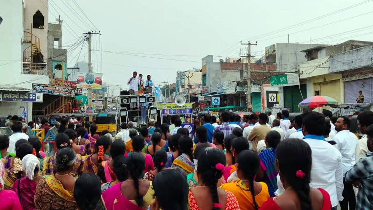 స్టేషన్ ఘనపూర్ పట్టణ కేంద్ర ప్రచార సభలో ప్రసంగిస్తున్న డా.విశారదన్ ...