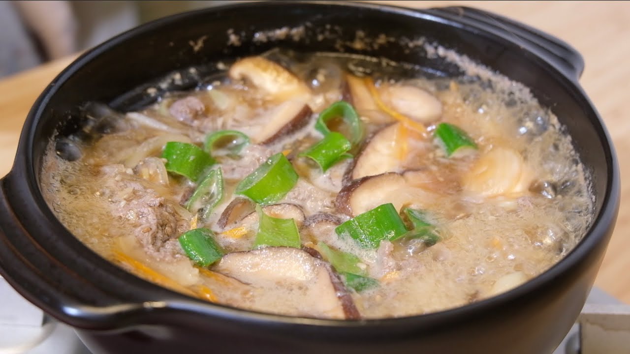 Bulgogi stew in an earthenware pot | Ttukbaegi-bulgogi | 뚝배기불고기 - YouTube