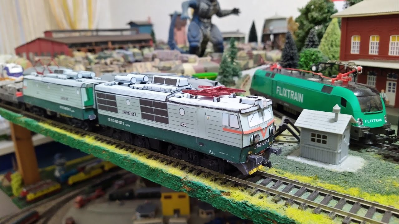 Pociągi ET42-007 Ubot Czapajew Taurus 182 008-3 FLIXTRAIN 1:87 H0 - YouTube