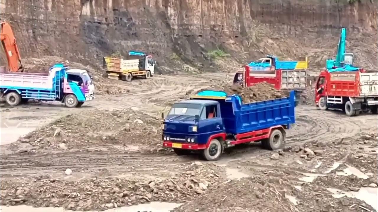 Suasana Tambang Tanah di Musim Hujan: Excavator dan Dump Truck Muat Material Tanah - YouTube