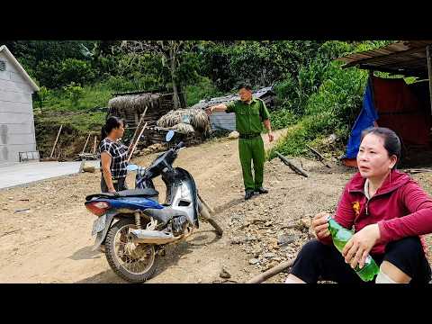 The girl who liked Officer Tuyen followed him to the tent where he was staying
