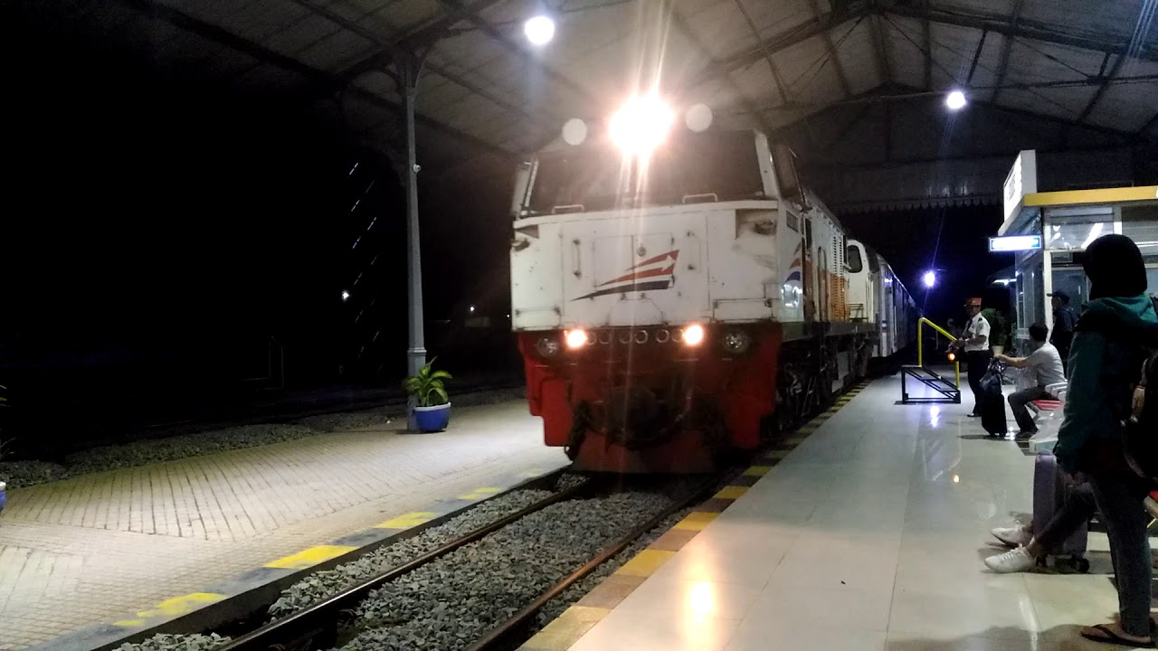 Kereta Api Bangunkarta Masuk Jalur 1 Stasiun Solo Jebres - YouTube