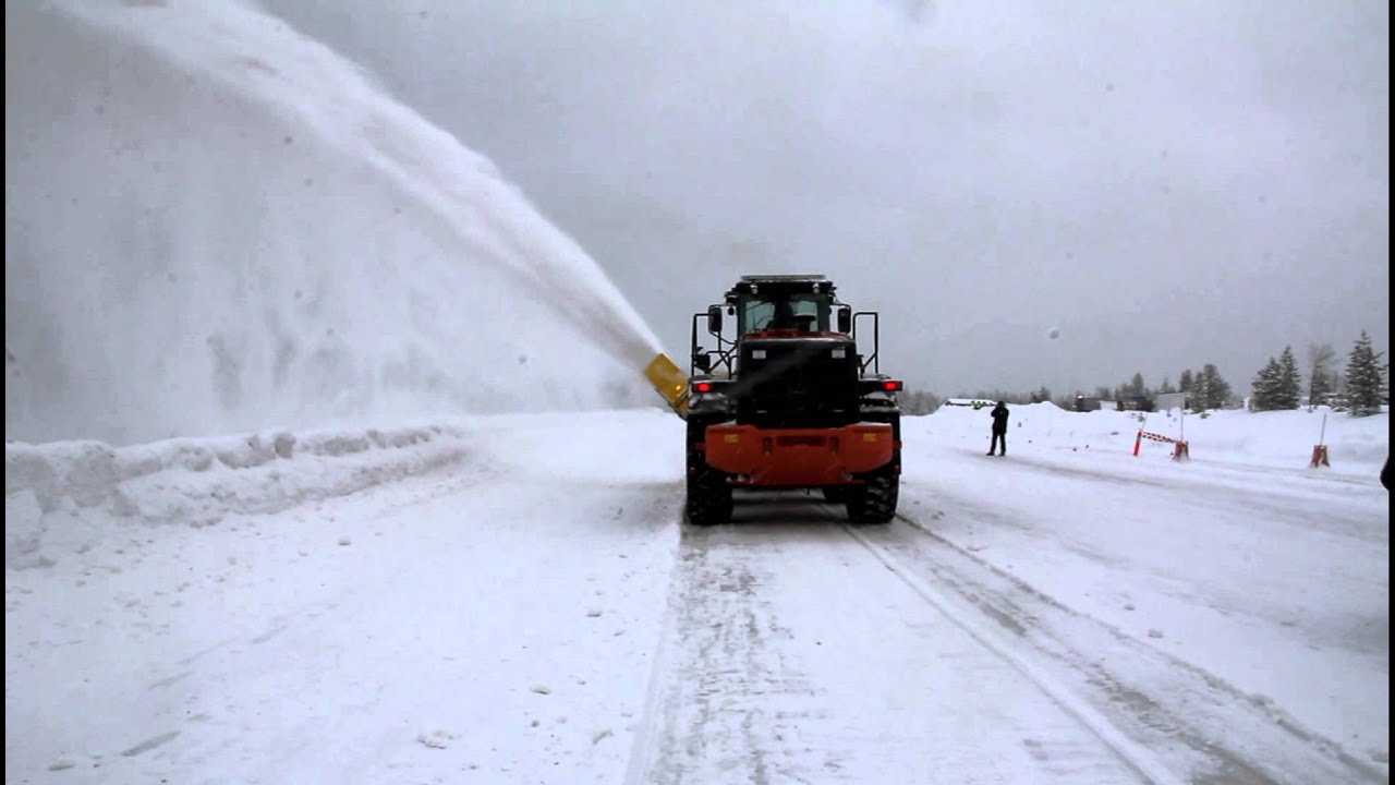 Øveraasen UTV 600 kaster snø 35 meter. - YouTube
