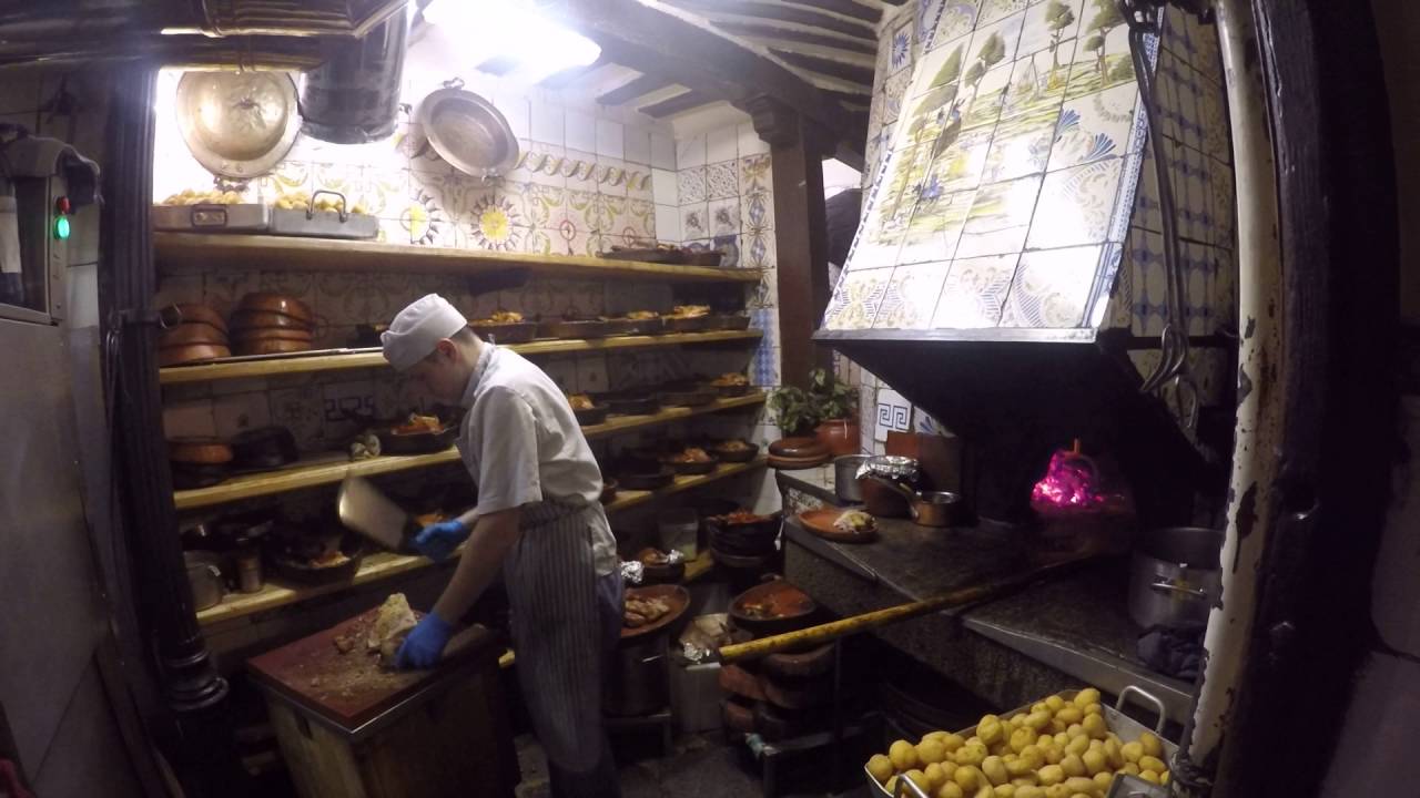 Preparing roasted suckling pig at Botin, Madrid Spain - YouTube