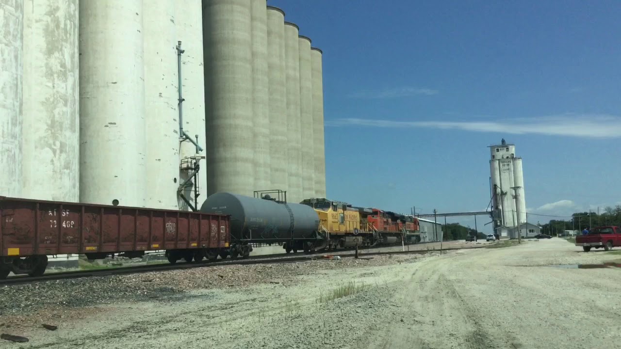 BNSF B40-8 570 and UP DASH-9 - YouTube