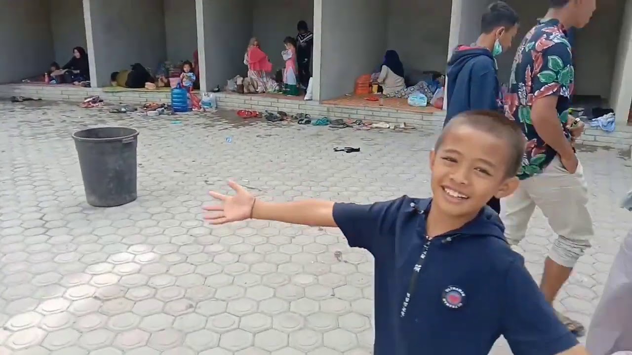 PEMANDIAN AIR PANAS PARIBAN SI DEBUK DEBUK - YouTube