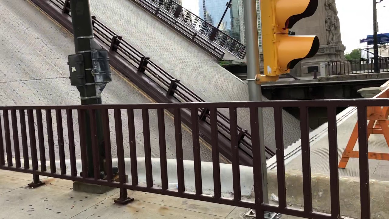 Dusable Bridge lifted up, Michigan Avenue Chicago - YouTube