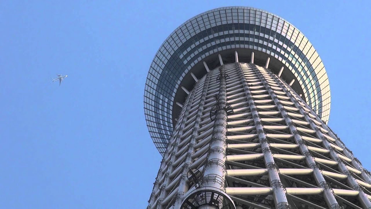 Airplane is flying over the Tokyo Skytree (Japanese Tourism) - YouTube