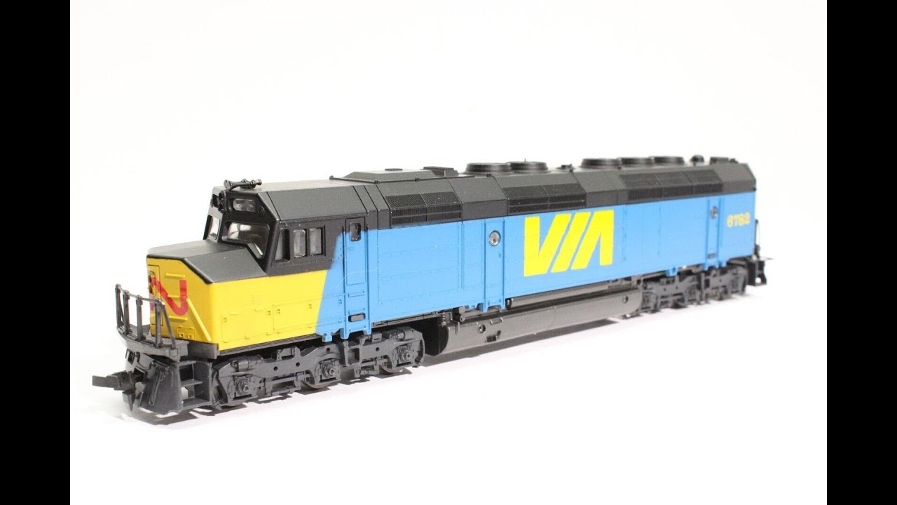 LIMA Class FP45 "VIA" Diesel Locomotive pulling Rivarossi CN "VIA" 1930 ...