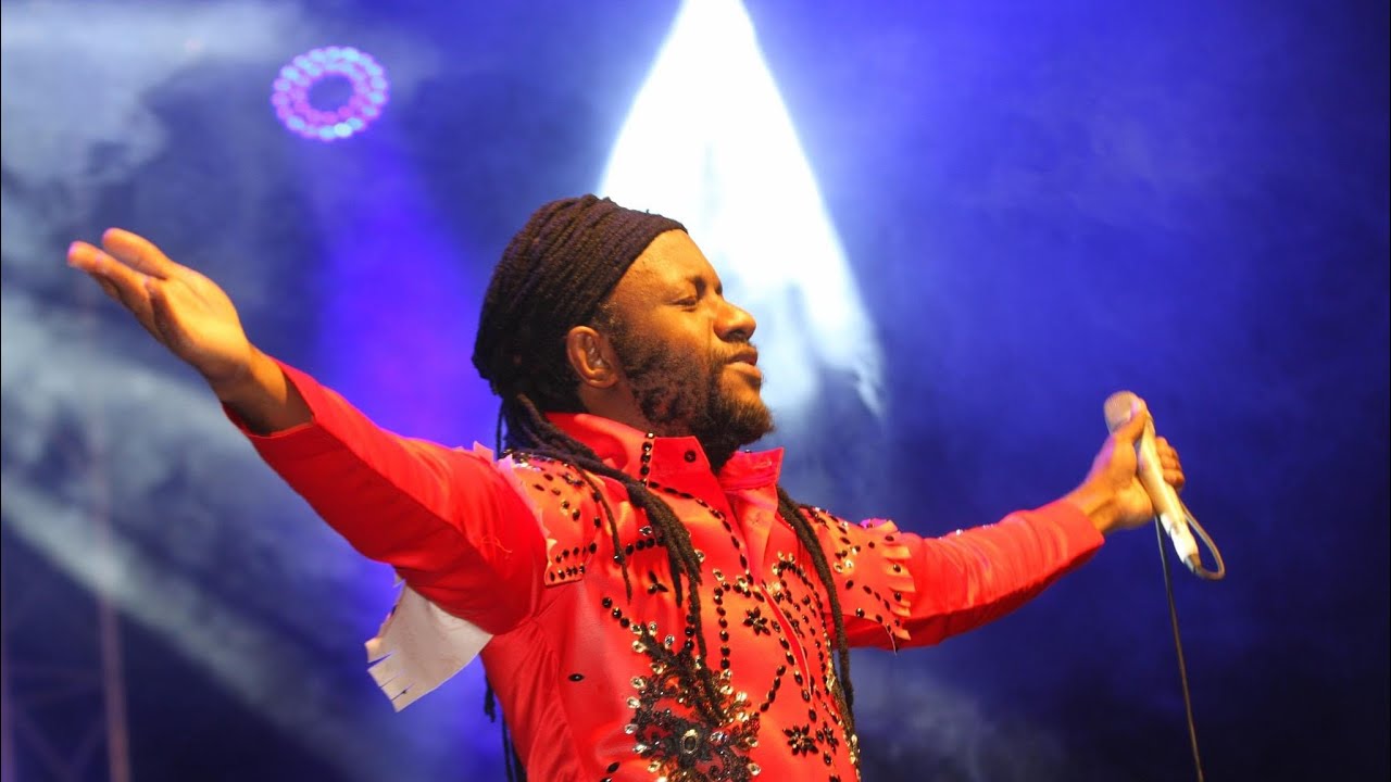 Winky D - Thriller Outfit Entrance 😱😱Live in Bindura - YouTube